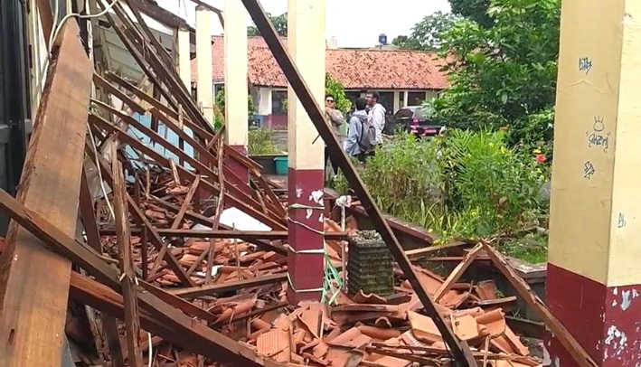 Innalillahi…Atap Dua Ruang Kelas SD Kedaung 01 Ambruk Saat Hujan Deras | JurnalDepok
